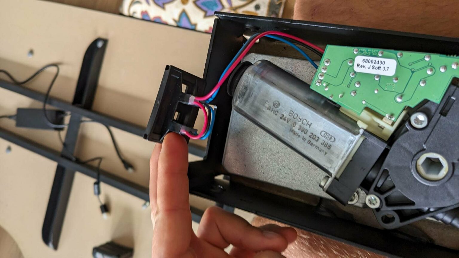 Höhenverstellbaren Tisch von Ikea reparieren/zurücksetzen